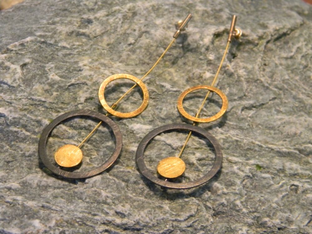 Lange Ohrringe mit Ring Elementen - Gold/Schwarz » Galerie Sandhofer